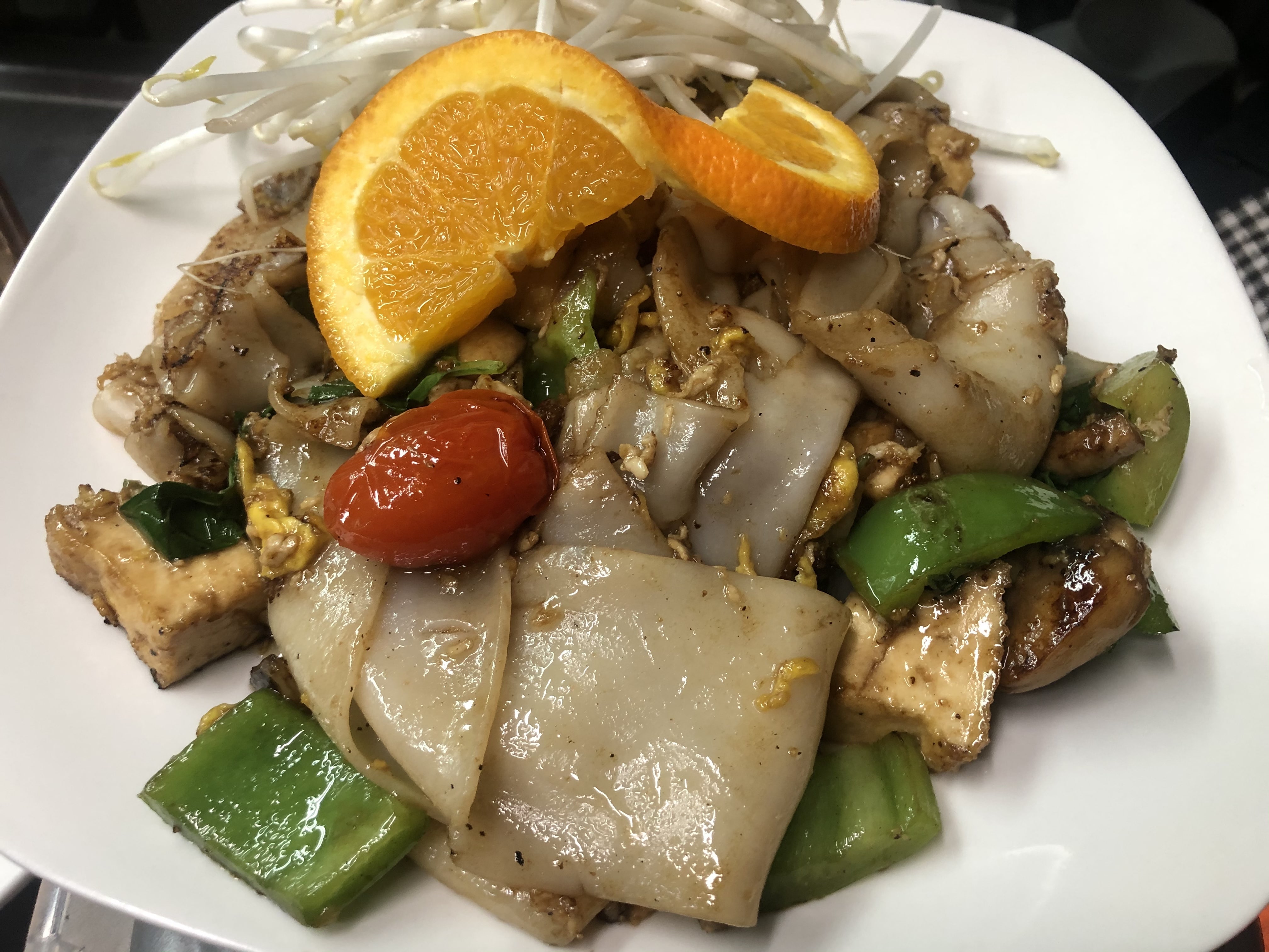 Thai Vintage Pdx Serves Lemongrass Chicken Pad Thai In Portland Or 97214